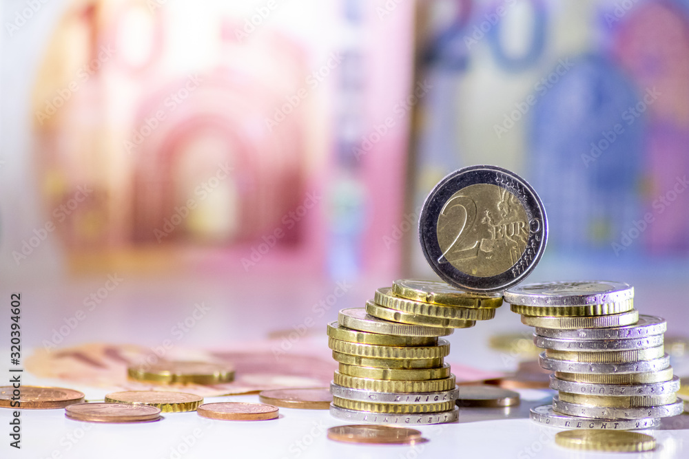 Stapel Euro-Münzen mit stehender 2-EURO-Münze aus 2 Euro, 1 Euro und ...