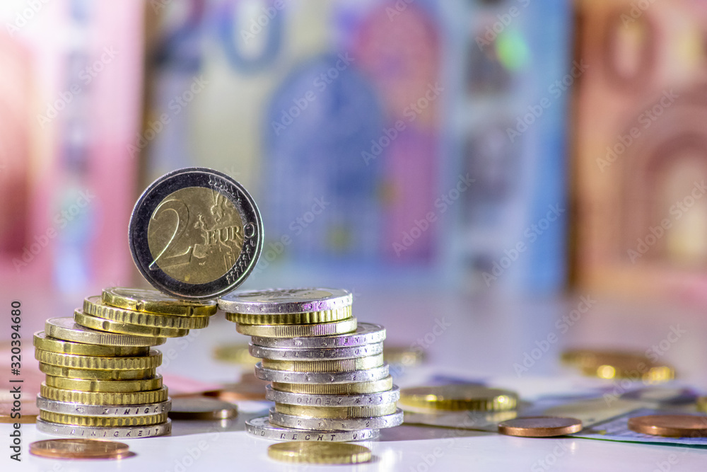 Fotografia Do Stock Stapel Euro M nzen Mit Stehender 2 EURO M nze Aus fotografia-do-stock-stapel-euro-m-nzen-mit-stehender-2-euro-m-nze-aus