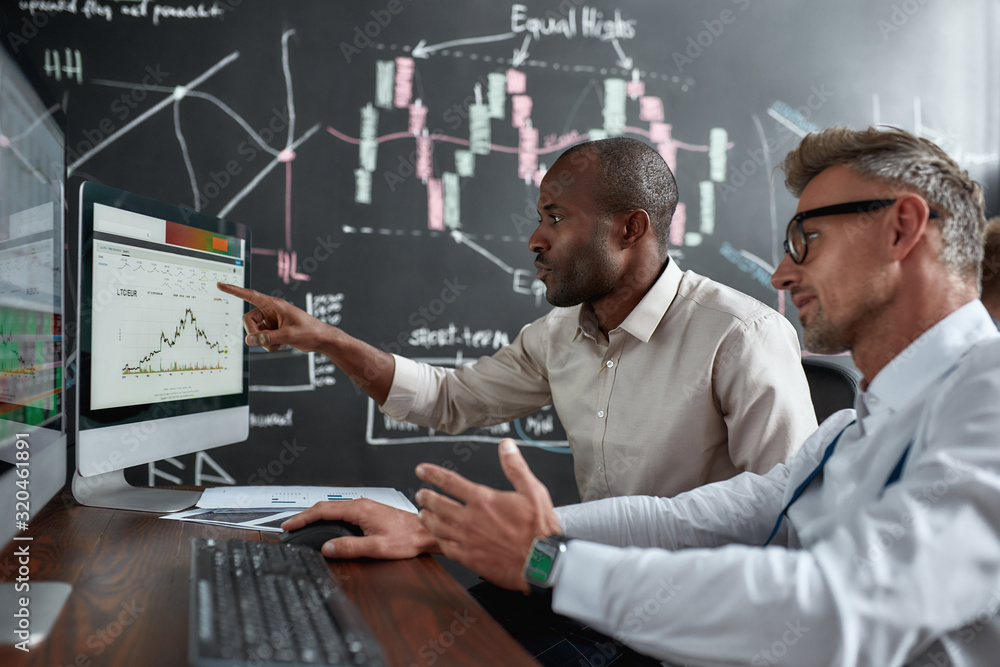 Foto Stock Feel like you belong here. Two diverse colleagues traders ...