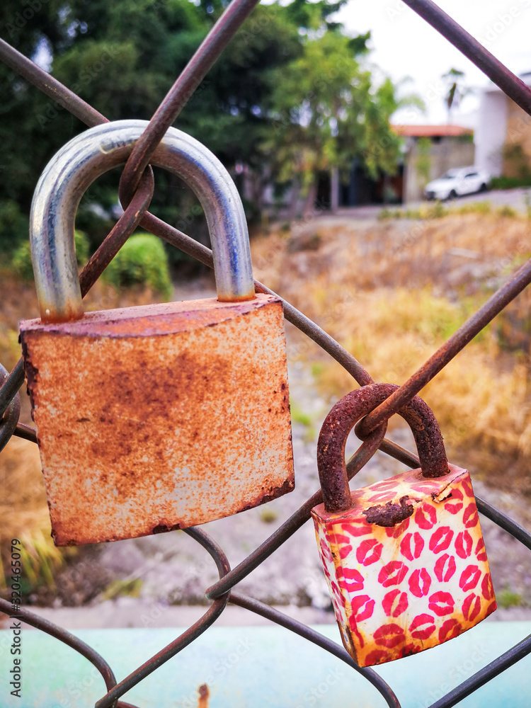 candado de amor, sellando el amor de 2 personas en una malla ciclónica ...