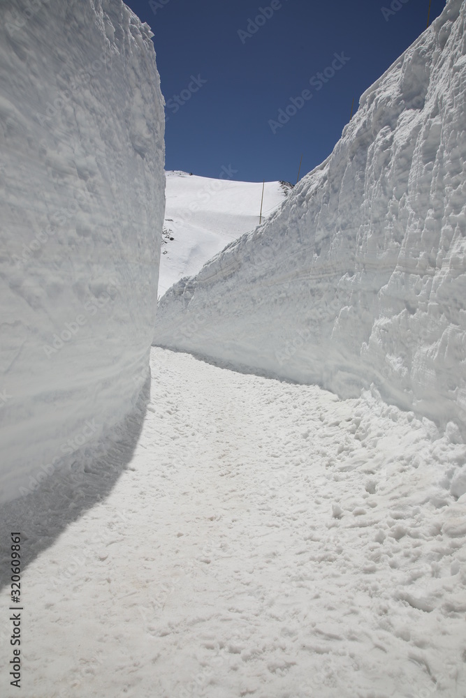 Snow Walls (Yukino Otani) in Tateyama Kurobe Alpine Route, Toyama ...