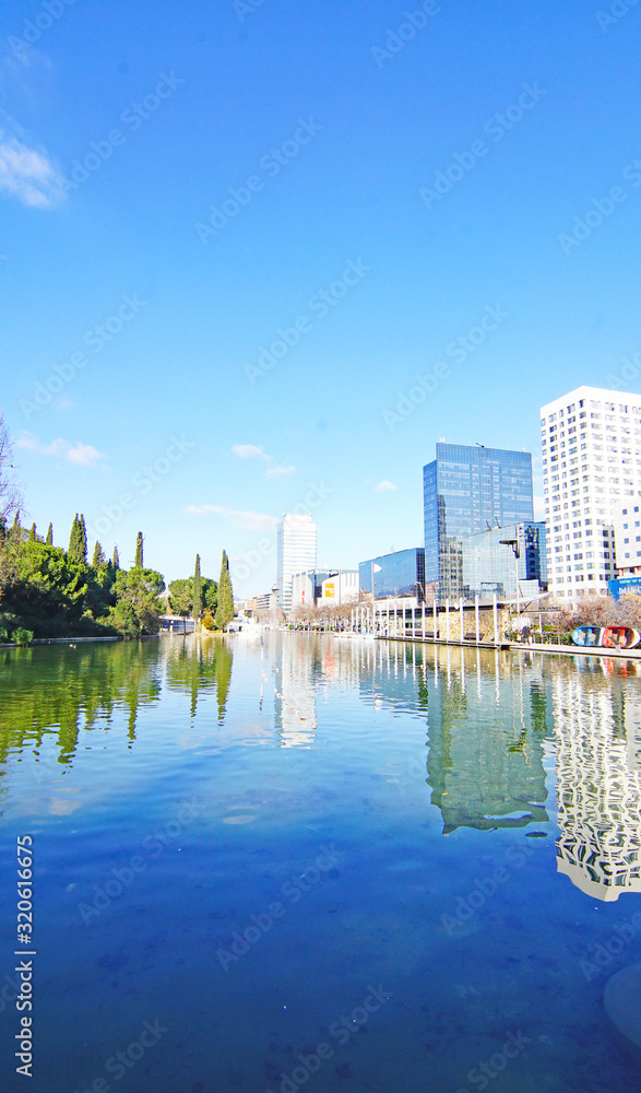 Paisaje urbano de jardines y arquitectura moderna en Sabadell ...