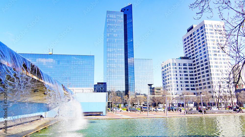Paisaje urbano de jardines y arquitectura moderna en Sabadell ...
