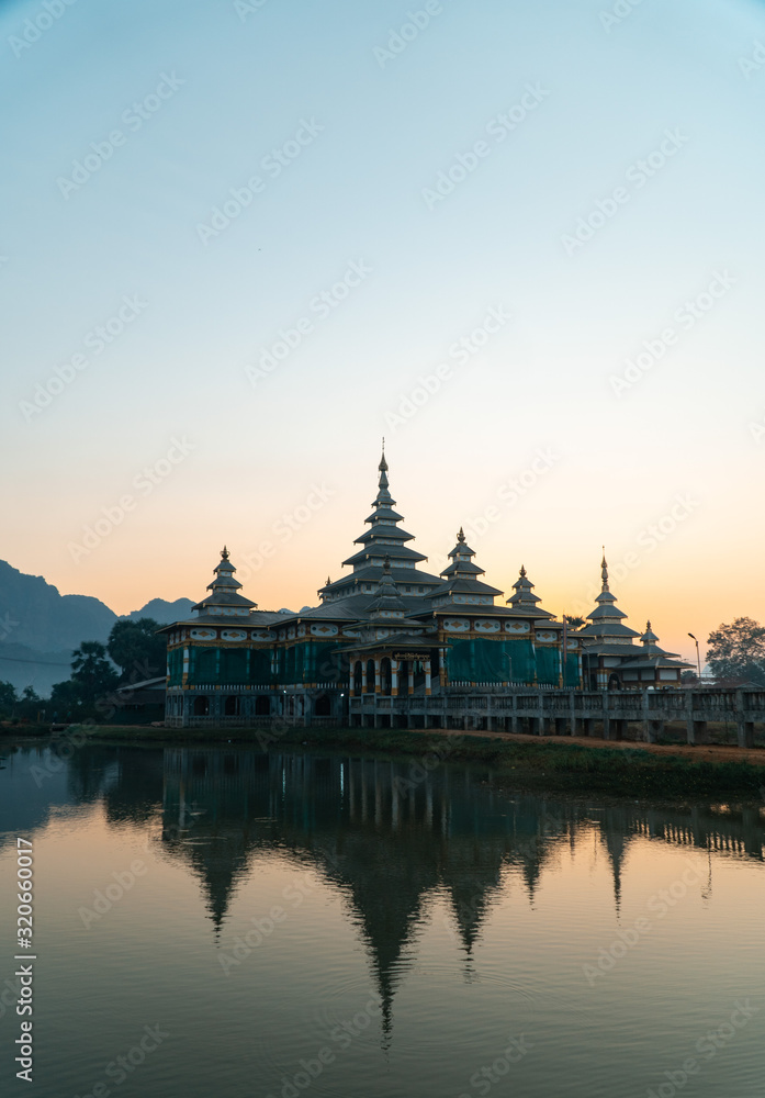 Foto de Chan Thar Gyi temple reflection in water at sunset in Hpa-An ...