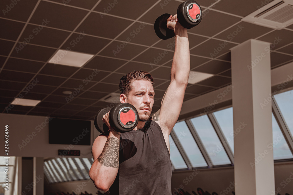 Personal trainer italiano che effettua dimostrazioni visive dei suoi ...