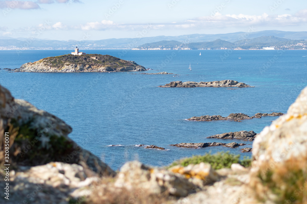 Ile paul ricard dans le var avec magnifique ciel bleu et mer ...