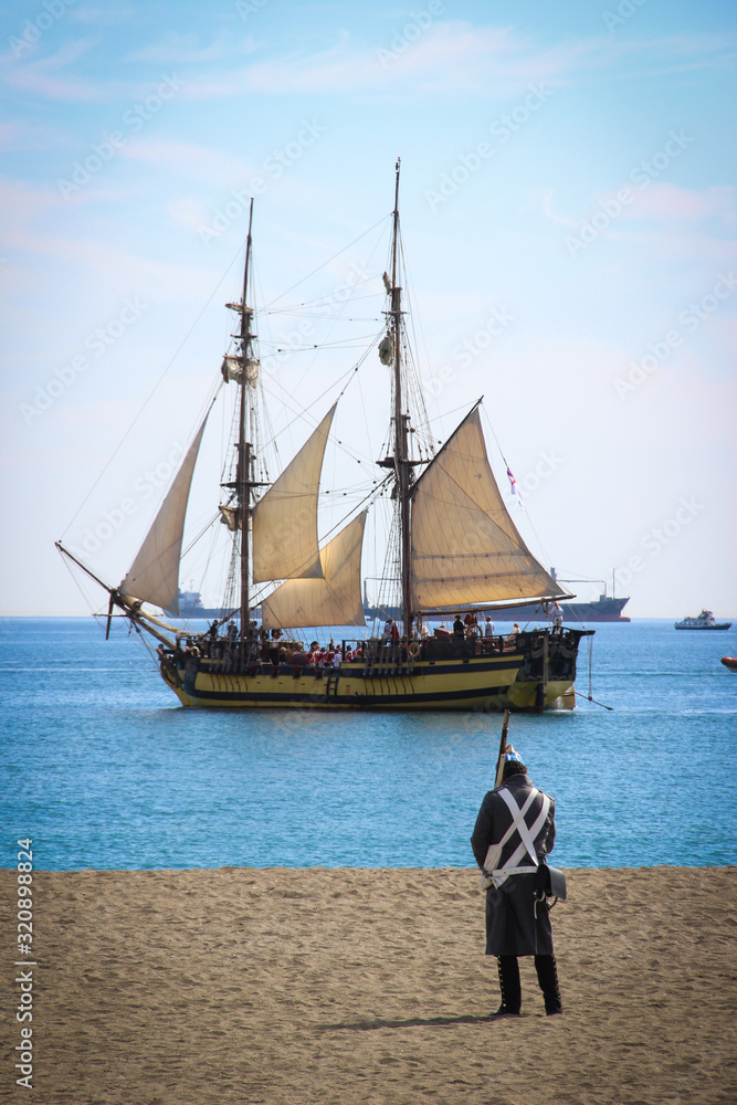 Foto Stock Brig next to the coast. Napoleonic soldier on a beach ...