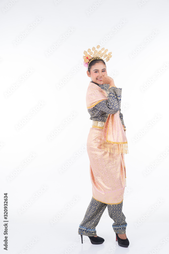 Foto de A beautiful Malaysian traditional female dancer performing a ...