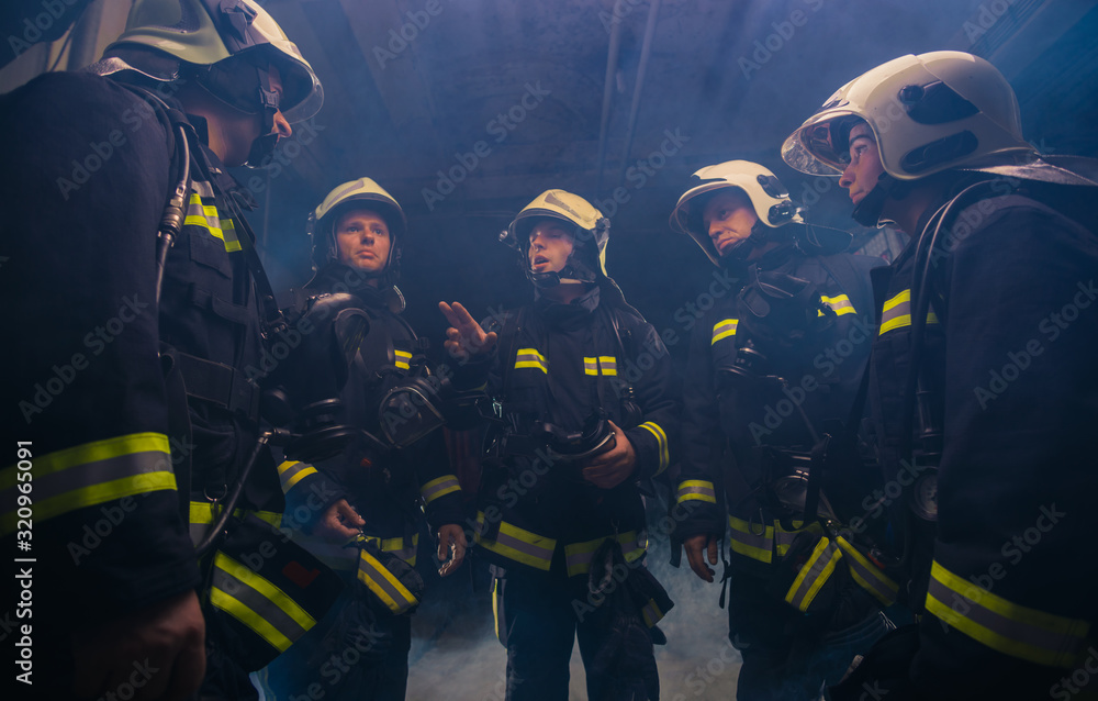 Foto de Group of firemen in the fire department organizing action plan ...