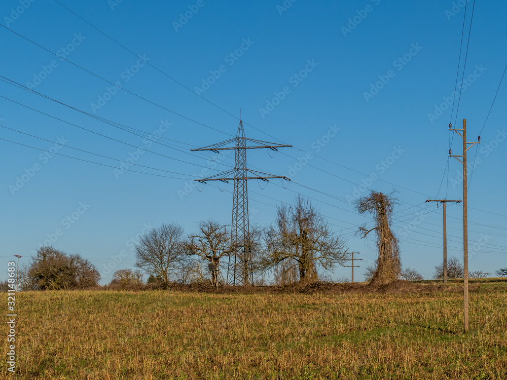 Masten einer Starkstrom Leitung im Feld Stock Photo | Adobe Stock
