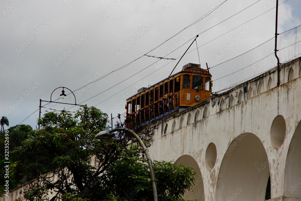 Bondinho Santa Teresa passando nos Arcos da Lapa - Rio de janeiro ...