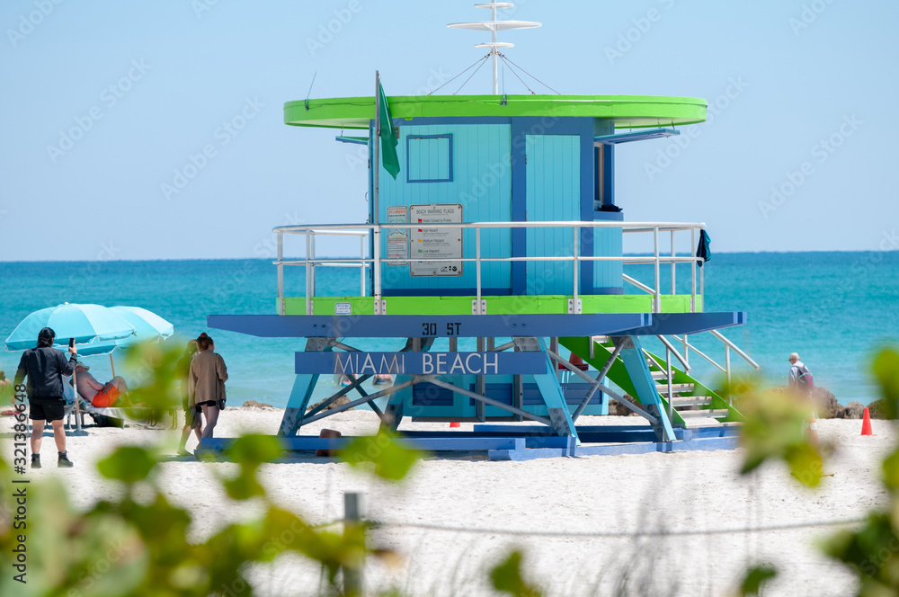 Foto de Miami Beach's iconic Art Deco life guard towers against a blue ...