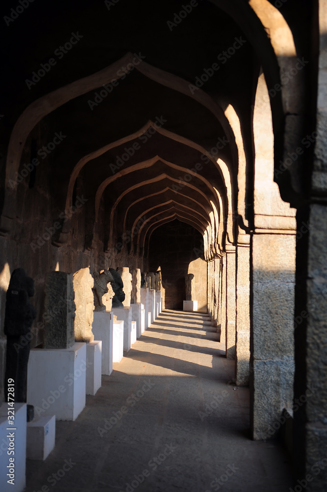 Foto de Vaulted corridor of the Hampi temple complex in sunlight. Cultural heritage, ancient ...