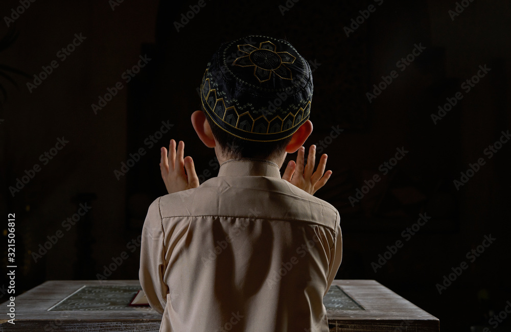 Fotka „Back view of muslim boy in prayer cap and arabic clothes with ...