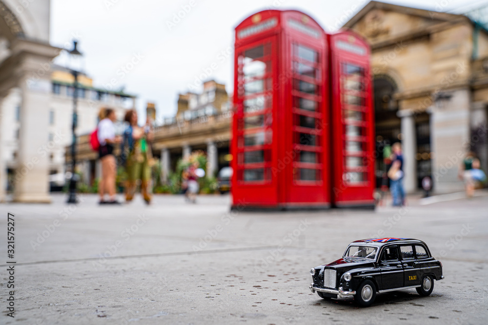 Beautiful London traffic. Traditional black cab driving through Londons ...