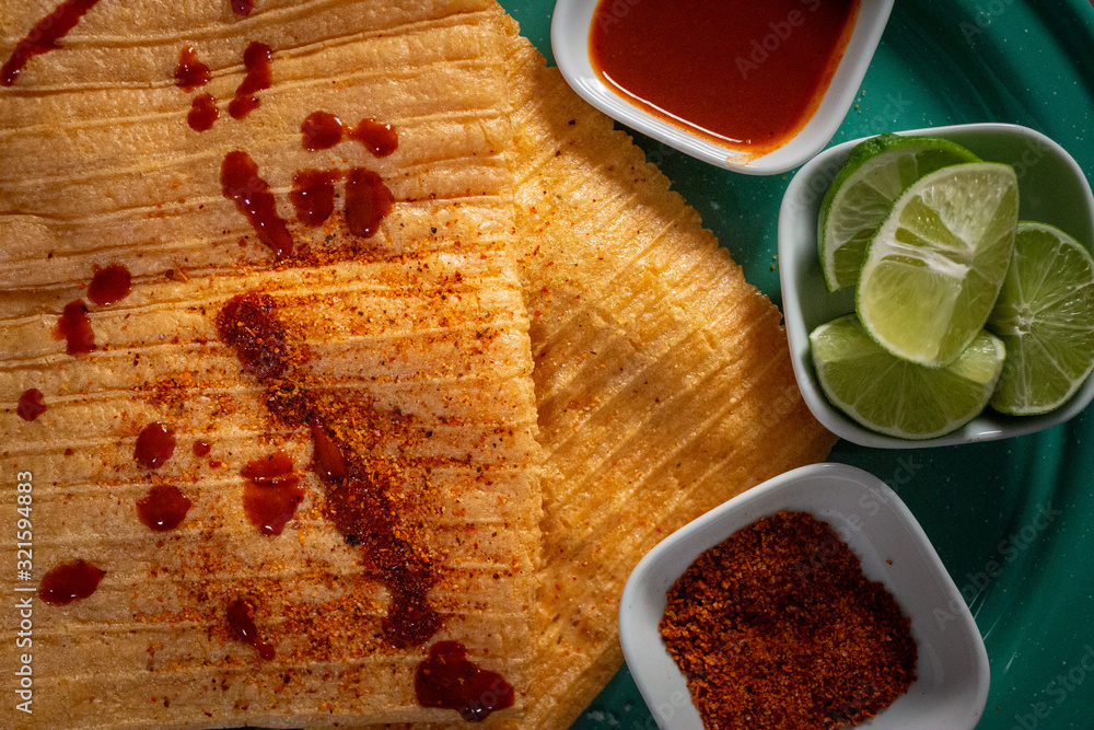 Botana tradicional mexicana durito chicharrón con chile limón y sal ...