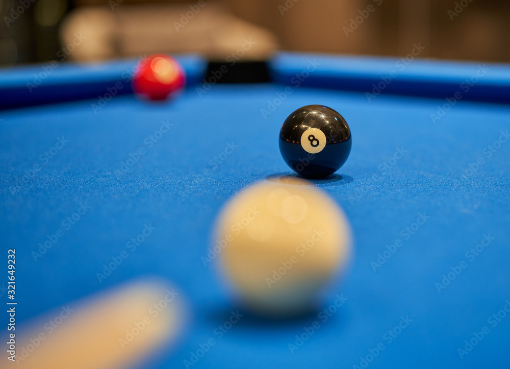 Aiming the eight ball for the final shoot from a different perspective ...