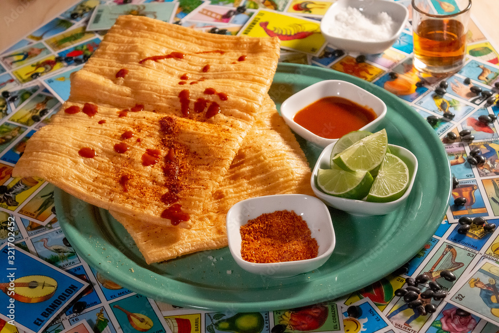 Botana tradicional mexicana durito chicharrón con chile limón y sal ...