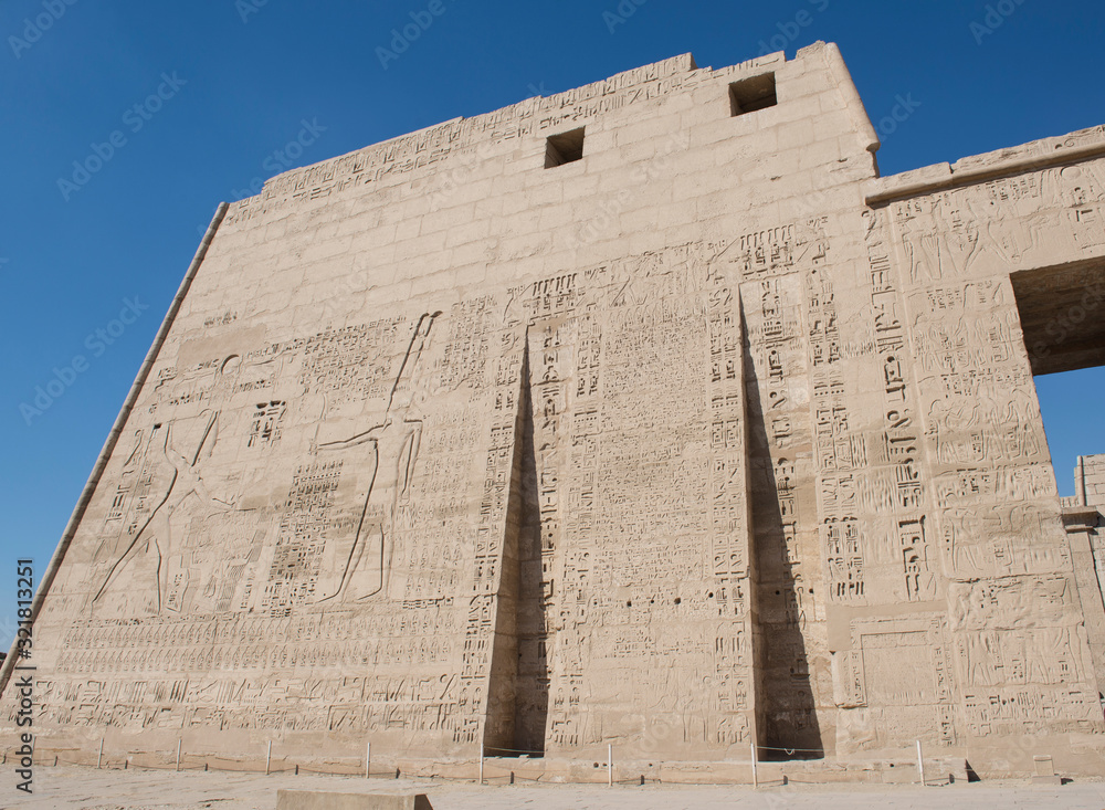 Hieroglyphic carvings on an ancient egyptian temple wall Stock Photo ...