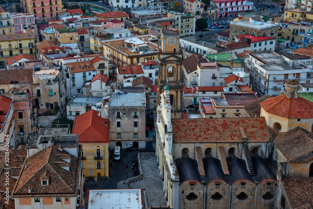 Veduta del centro abitato di un villaggio italiano, in Amalfi coast ...