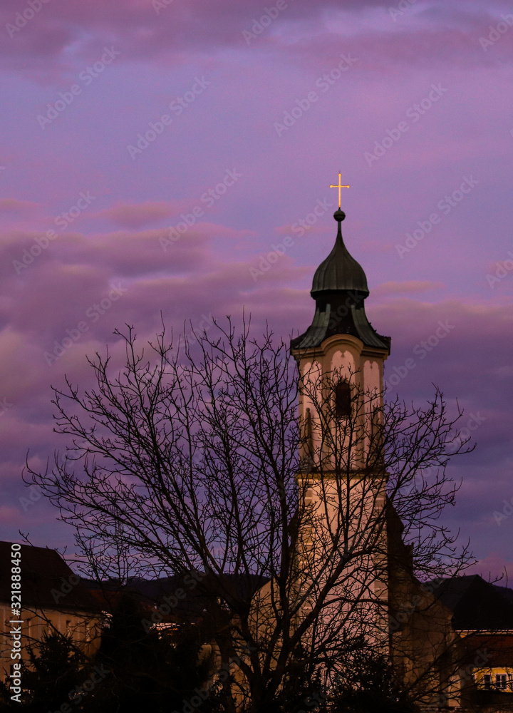 Torre de una iglesia con el tejado verde y una cruz dorada en un ...