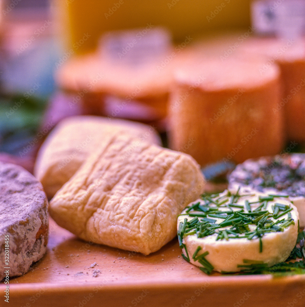 Foto de different kinds of cheeses, close up, short depth of field do ...