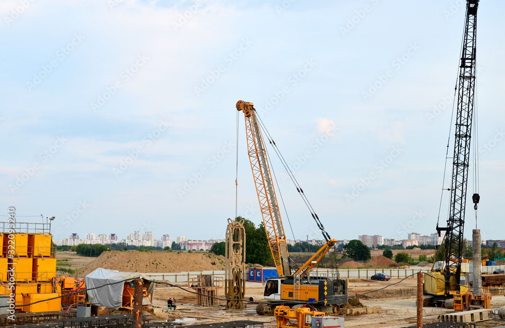 Duty cycle crawler crane machine for dredging, dragline operation or ...