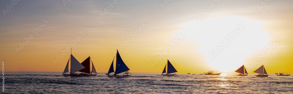 Paraw sailing at Boracay Island, Philippines at Sunset foto de Stock ...