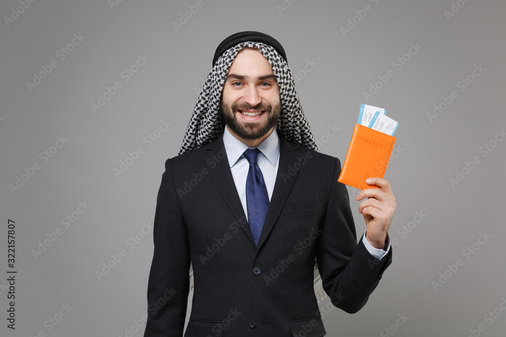 Smiling bearded arabian muslim businessman in keffiyeh kafiya ring igal ...