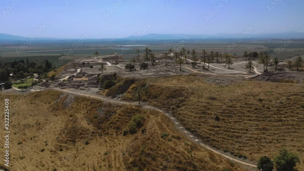 Vidéo Stock Flying around the Archeological site of Biblical Tel ...
