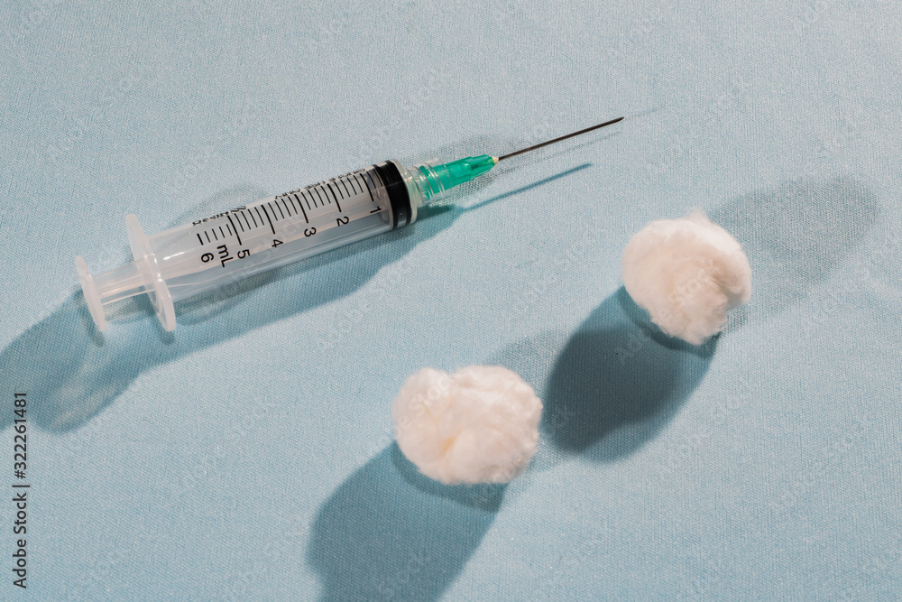 jeringa y algodón Stock Photo | Adobe Stock