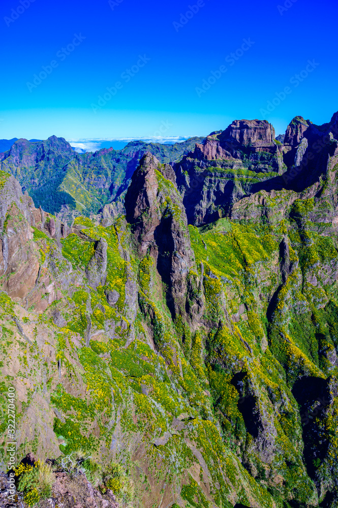Beautiful hiking trail from Pico do Arieiro to Pico Ruivo, Madeira ...