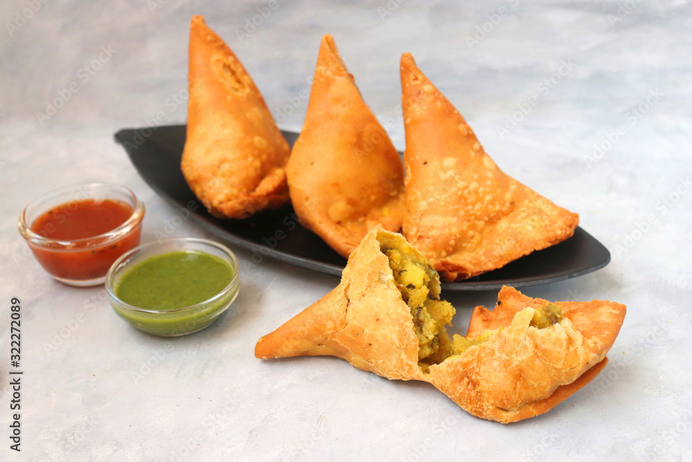 Foto Stock Vegetarian Aloo samosa or samosas. Indian special ...