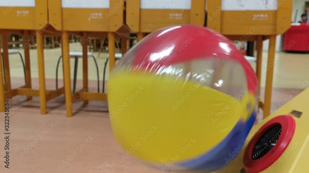 Beach ball blown by constant wind - Bernoulli principle Stock 비디오 ...