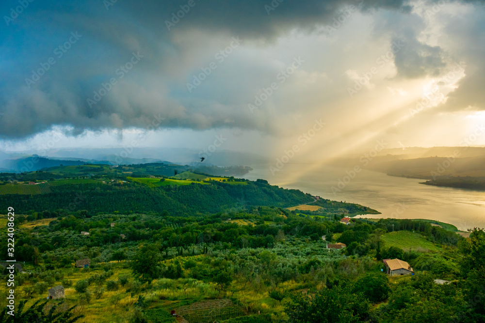 Il Lago di Corbara, provincia di Terni, Umbria, Italia, dopo un ...