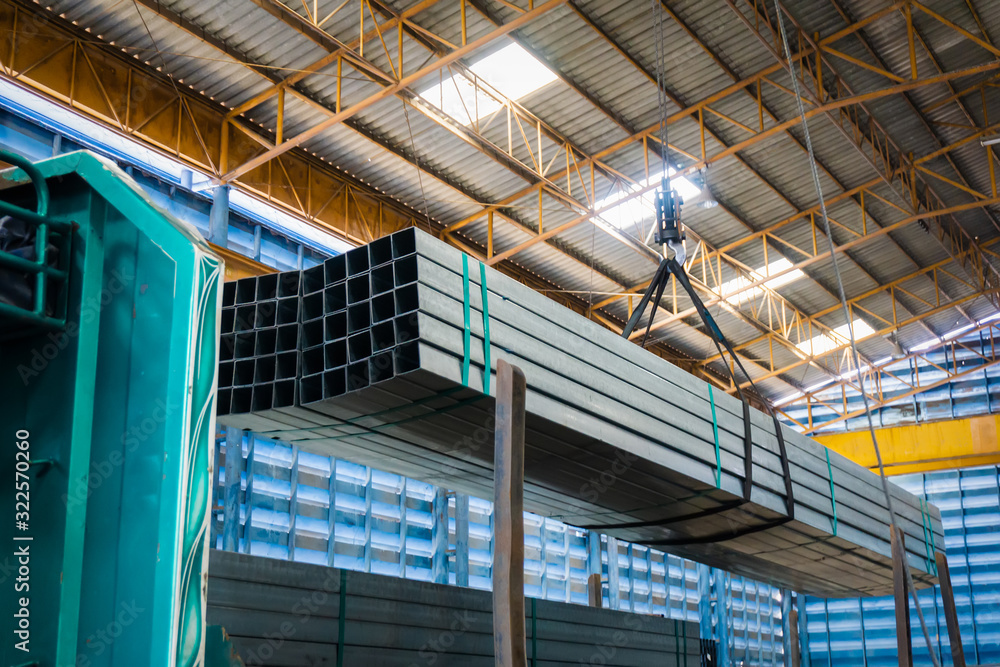 Electric Cable Hoist , heavy hoist iron hook lifting of Steel Pipes ...