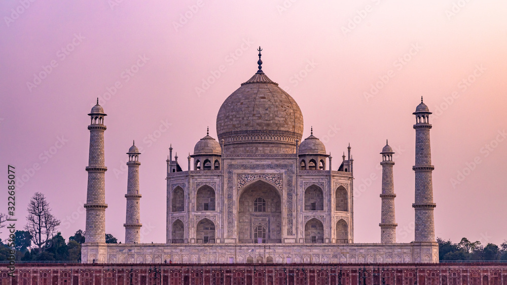 Foto de Taj Mahal is an ivory white marble mausoleum on Yamuna river in ...