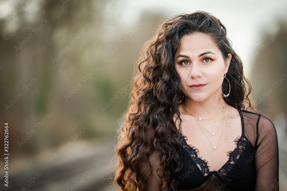 belle jeune femme brune aux cheveux longs et frisés en extérieur Stock ...