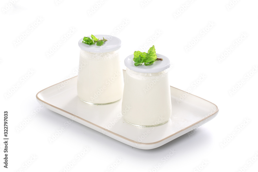 pot de yaourt en verre sur fond blanc,produits laitier Stock Photo ...
