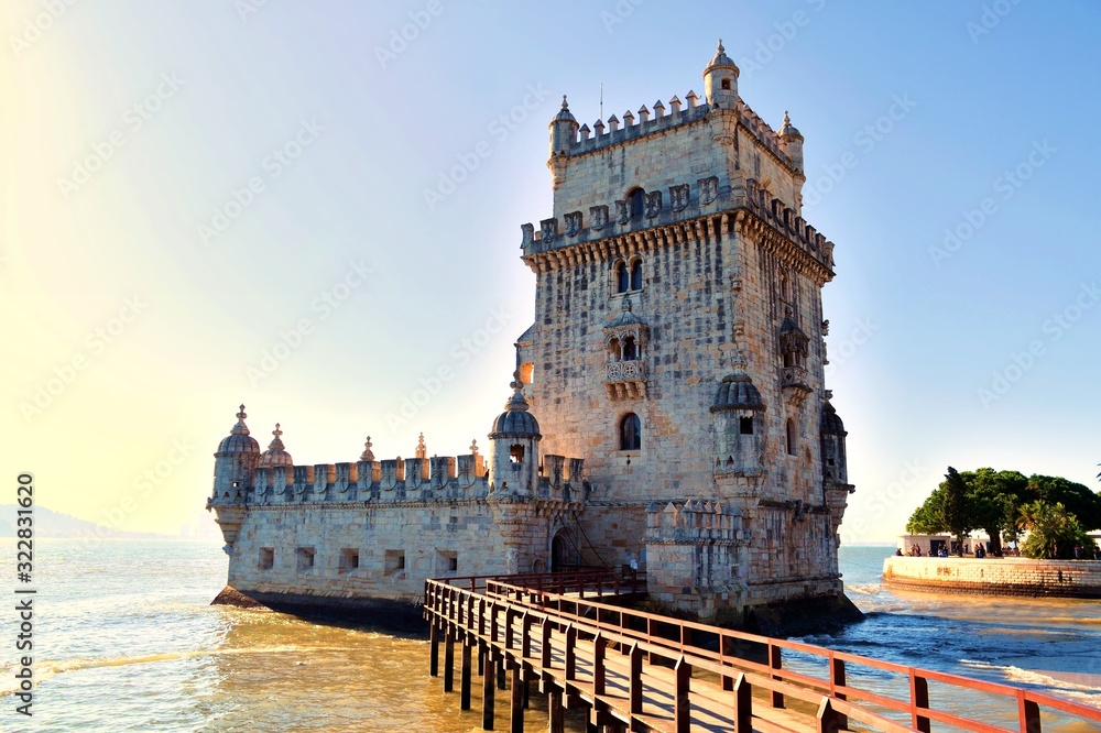 vista della storica torre di Belem situata a Lisbona in Portogallo. È ...