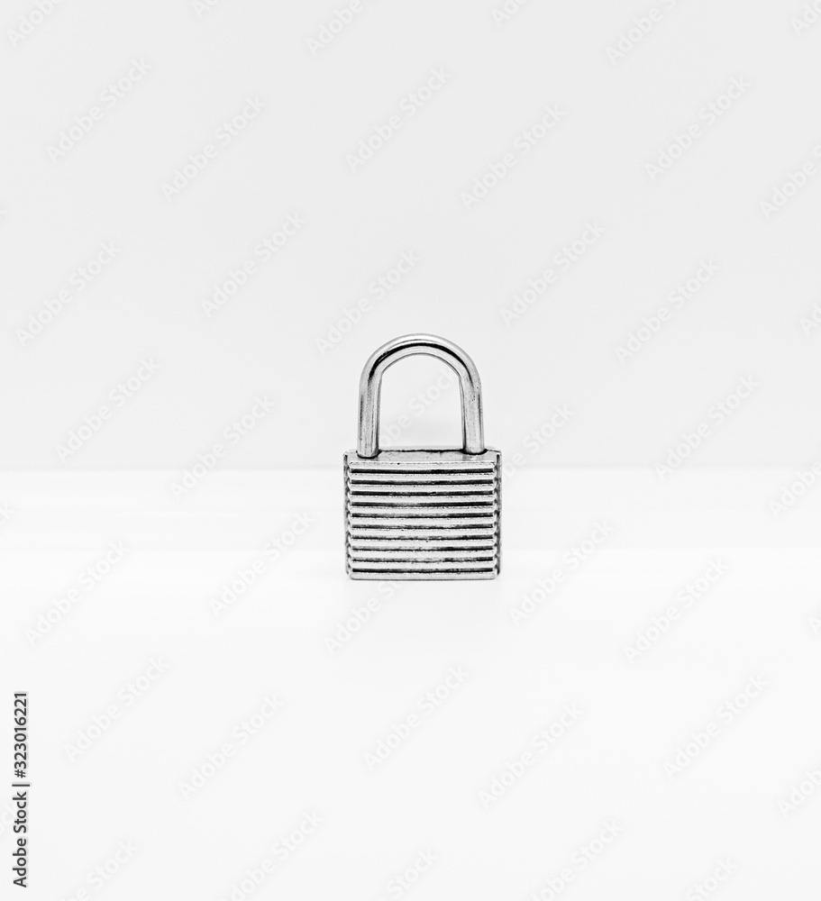 Candado de seguridad sobre fondo blanco Stock Photo | Adobe Stock