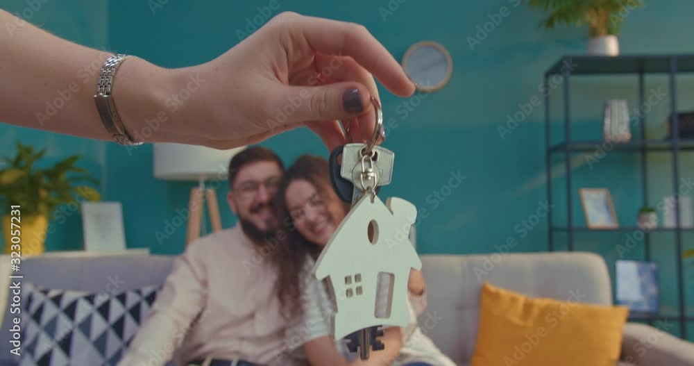 Vidéo Stock Close up of Caucasian female hand holding keys from house ...
