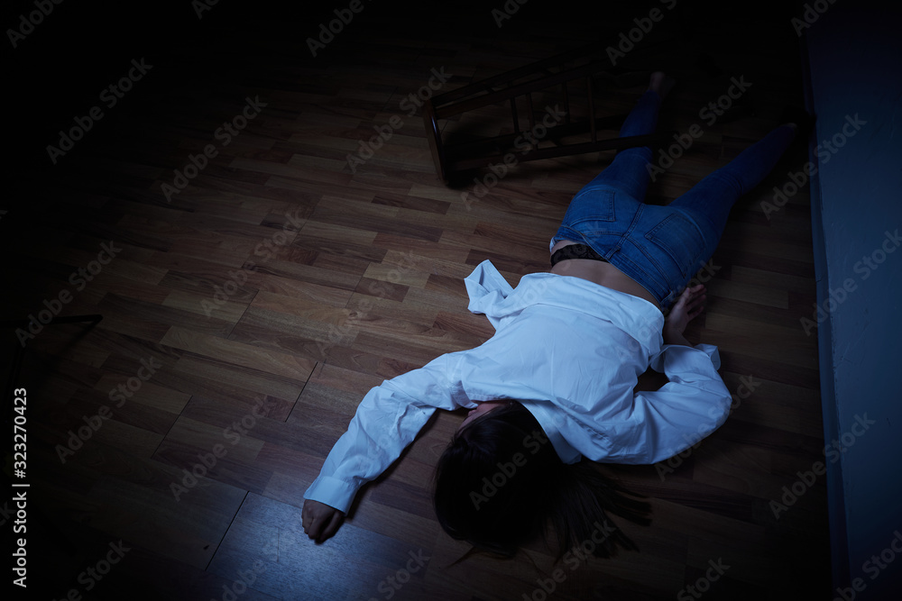 Foto de crime scene - woman lying dead on the floor do Stock | Adobe Stock