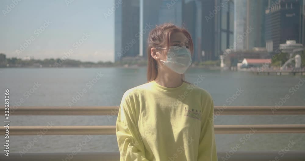 Stockvideo Asian Chinese girl in public area taking a surgical face ...
