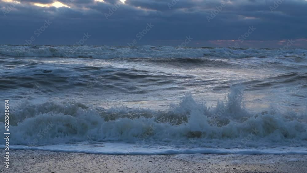 Vidéo Stock Stormy foamy waves at the Black Sea at February evening ...