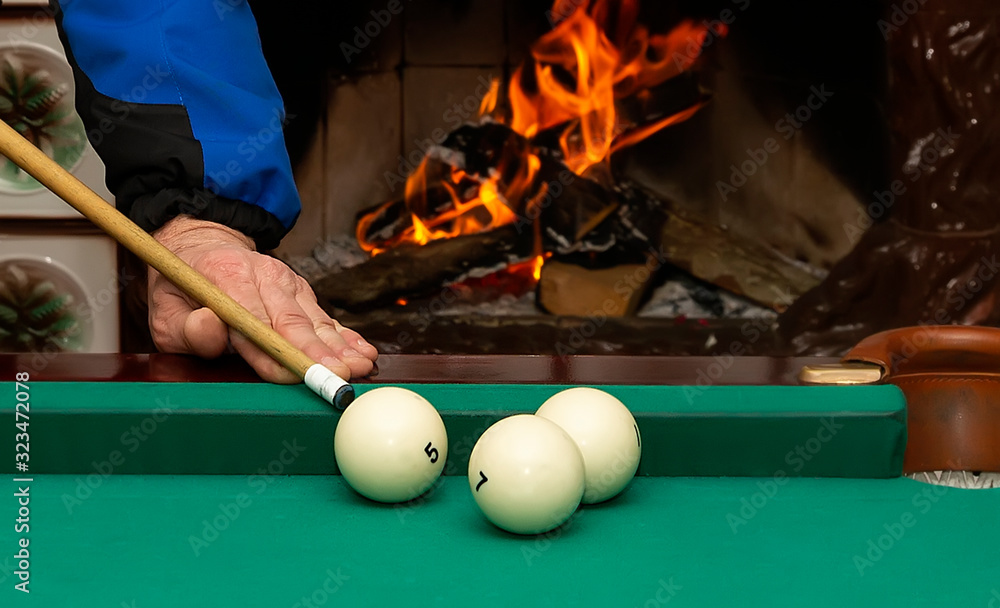 Billiard. Hand holding a cue on pool table and aiming to ball Stock ...