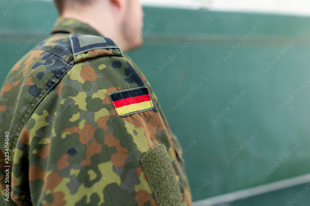 Foto de German soldier stands in a classroom . German word Bundeswehr ...