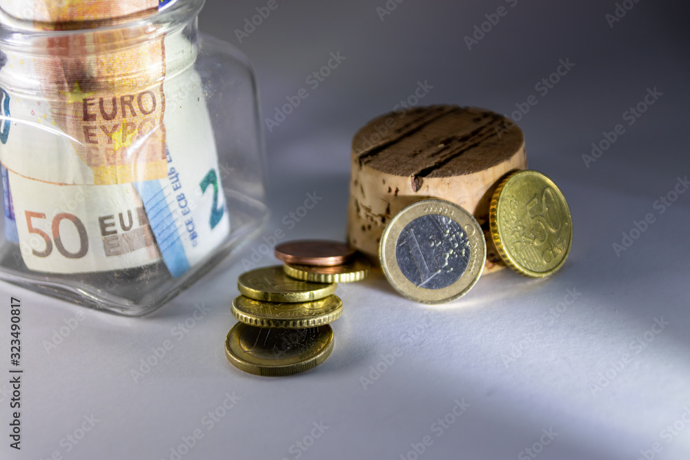Glas mit Korken und Euro-Bargeld aus Euro-Banknoten, Euro-Geldscheinen ...
