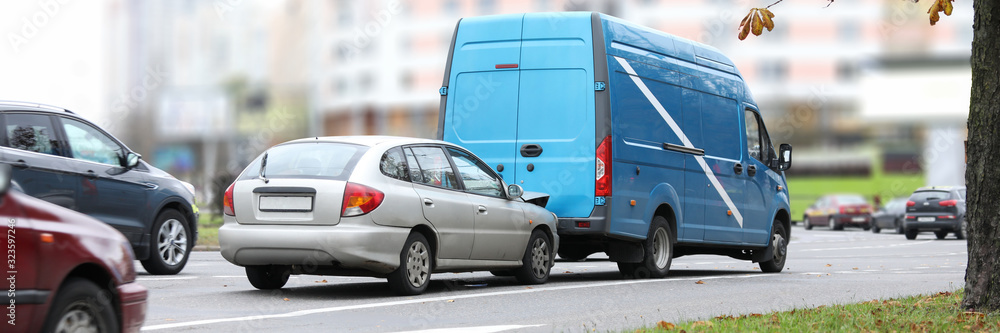 Foto de Accident of two cars with broken bumper and damaged back side ...