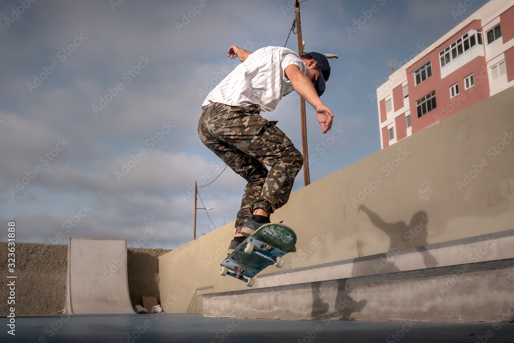 joven patinador vuela con su tabla en un skate park Stock Photo | Adobe ...